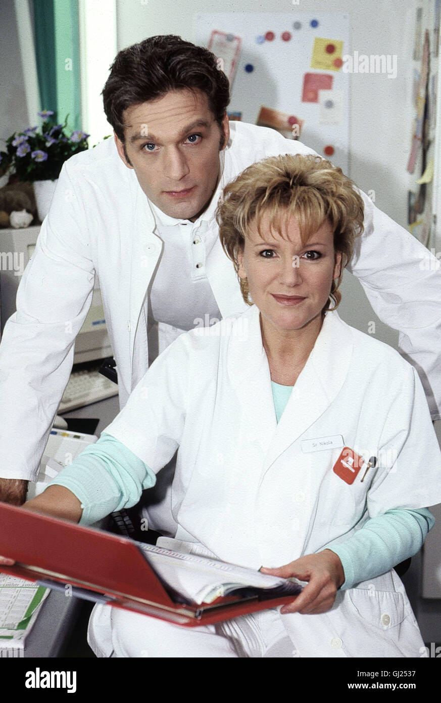 NIKOLA Dr. Robert Schmidt (WALTER SITTLER) hat sich unsterblich in die ...