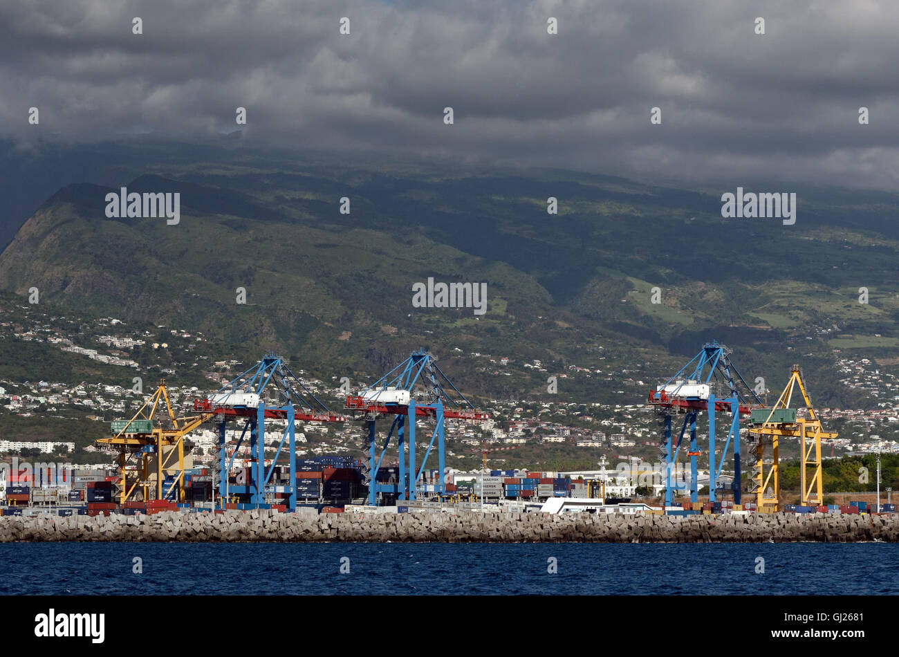 Trucks, bridges and material handling in the industrial port Pointe-des ...