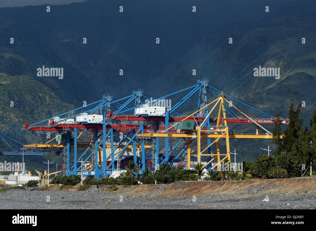 Trucks, bridges and material handling in the industrial port Pointe-des ...