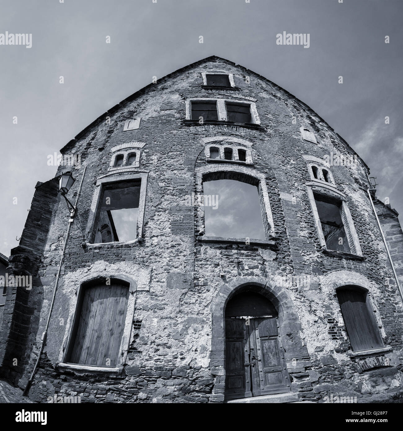 Destroyed brick wall with windows Stock Photo - Alamy