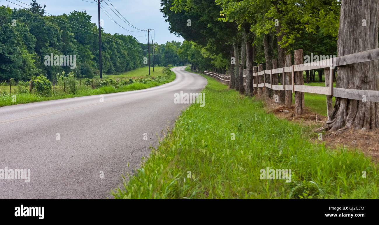 Back view country road hi-res stock photography and images - Alamy