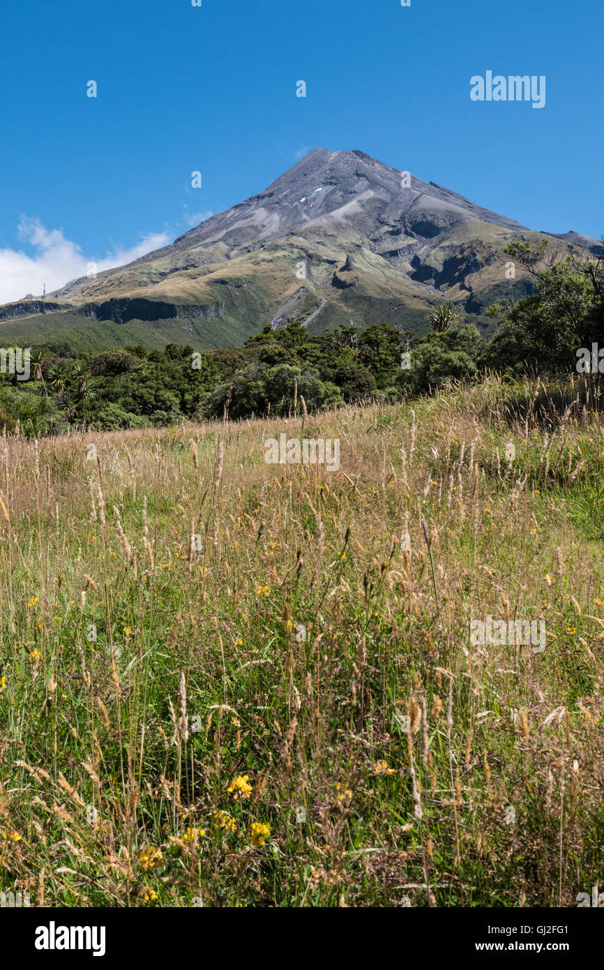 Mount egmont taranaki mount egmont taranaki hi-res stock photography ...