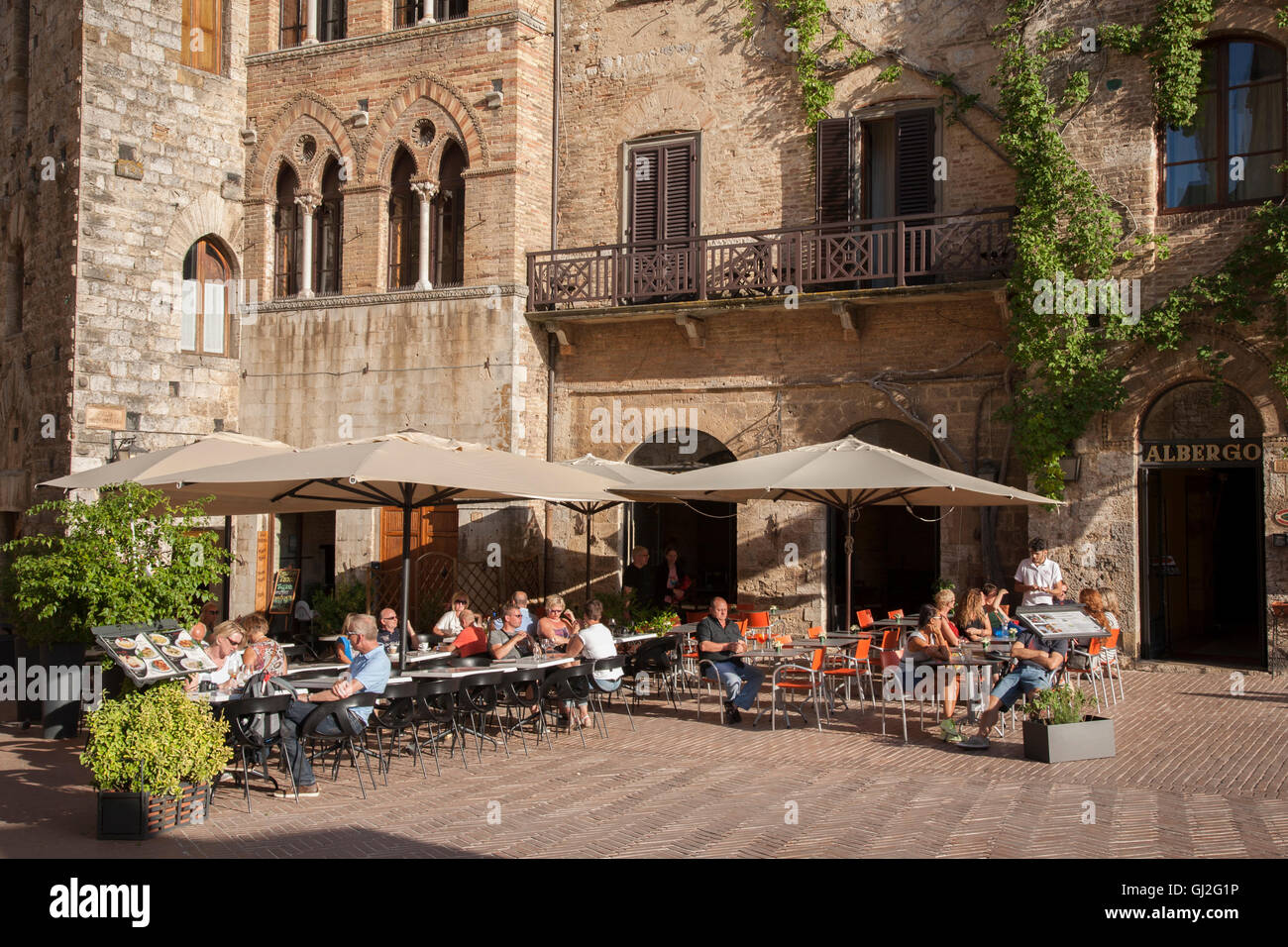 Piazza della cisterna bar san gimignano hi-res stock photography and ...