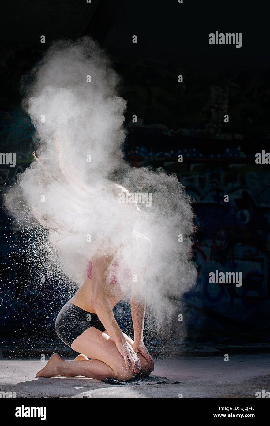 Throwing color powder hi-res stock photography and images - Alamy