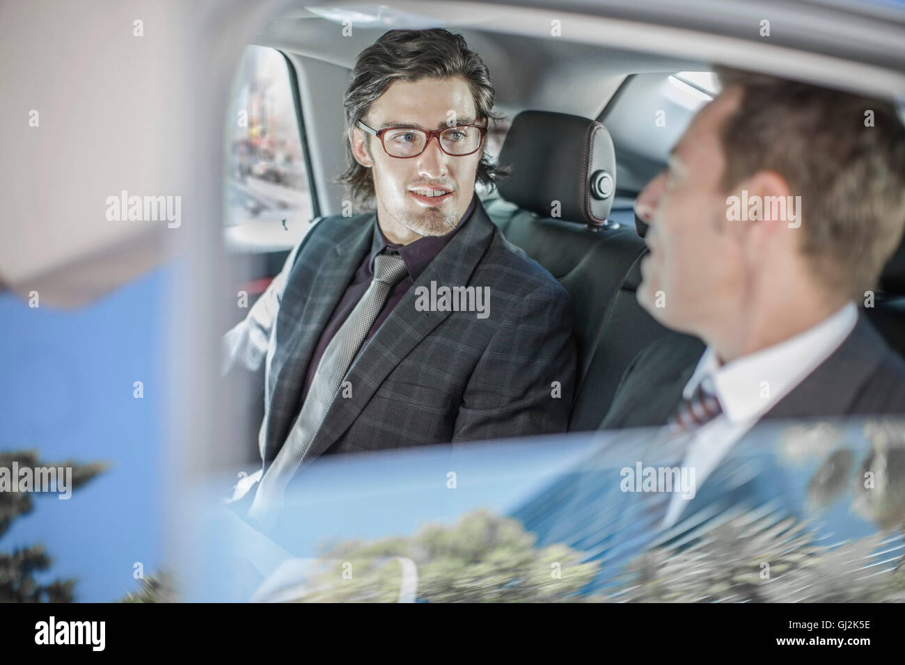 Two people talking and back hi-res stock photography and images - Alamy