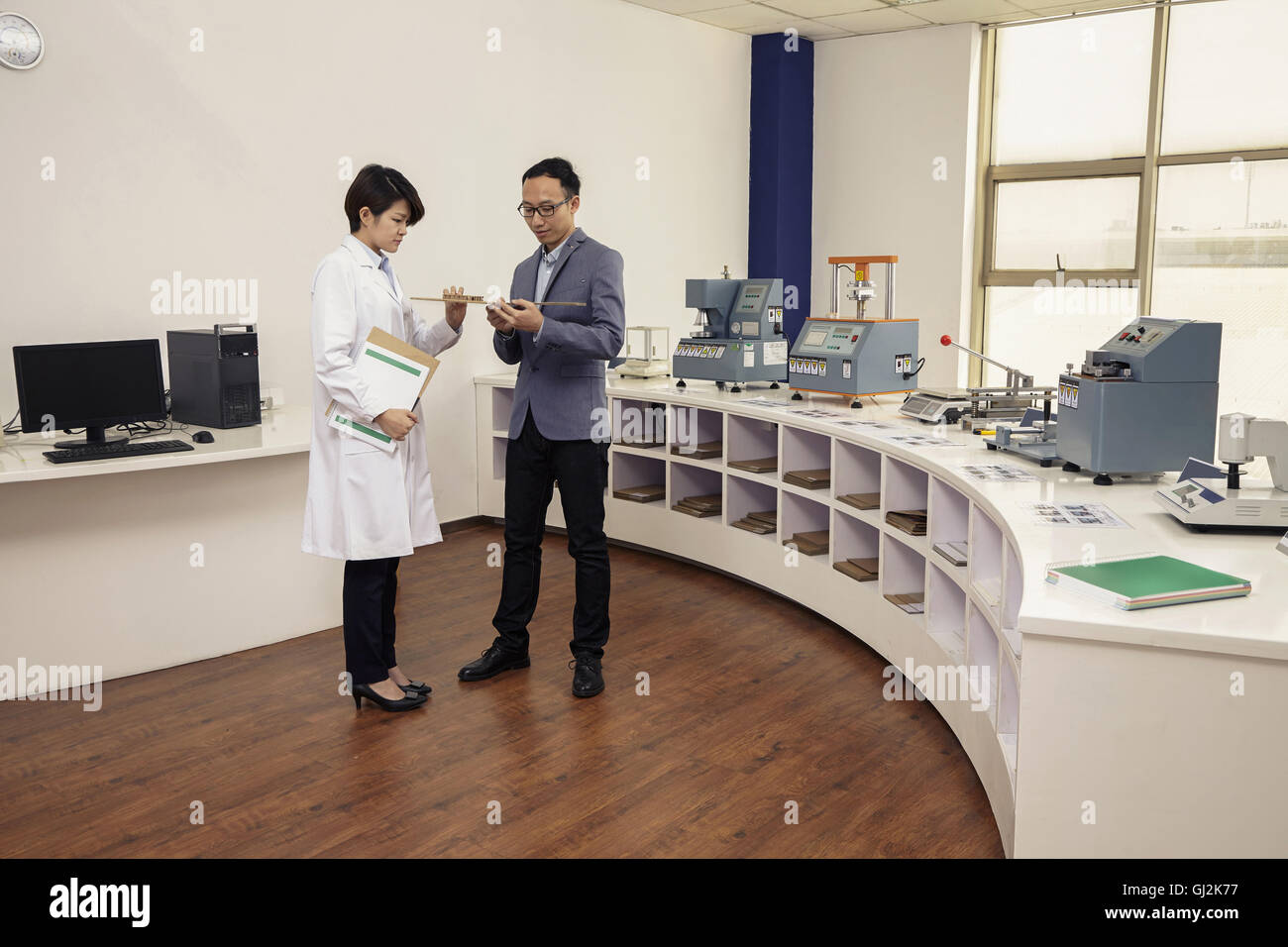 Technician client hi-res stock photography and images - Alamy