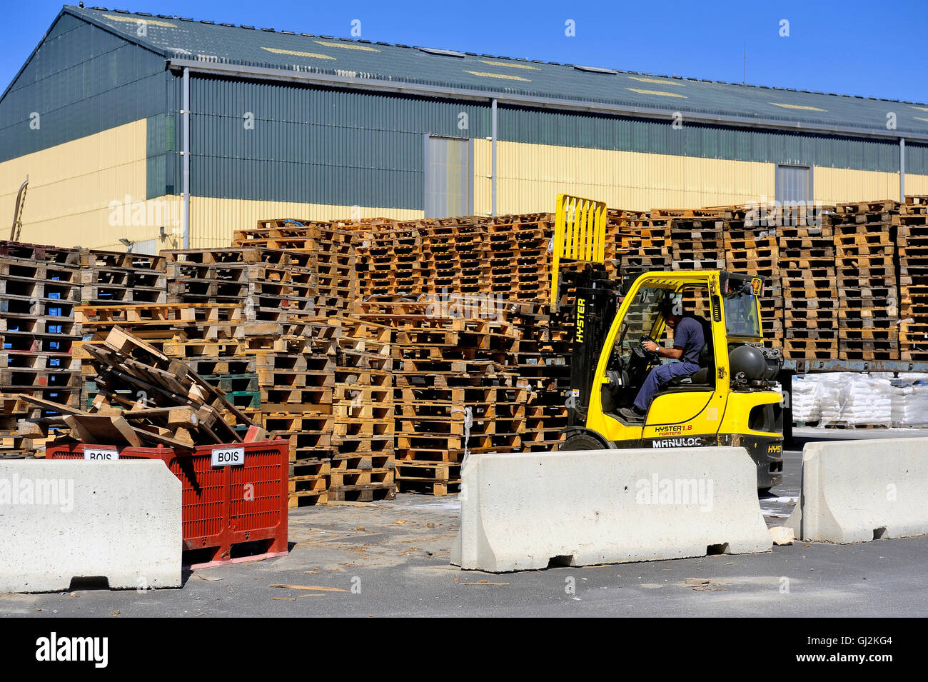 handling and storage of pallets in a warehouse awaiting reuse for ...