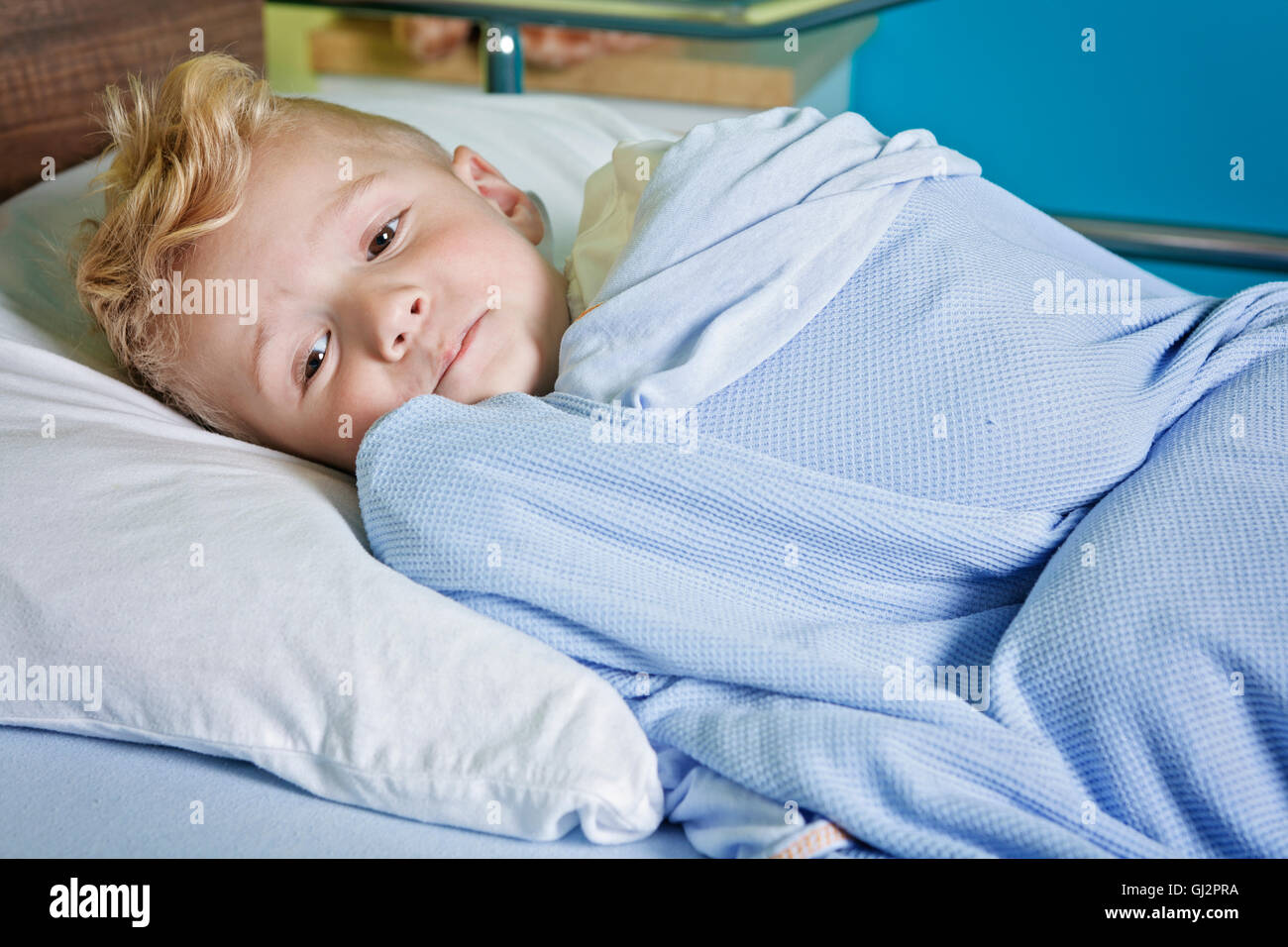 A sick little boy in a hospital bed Stock Photo - Alamy