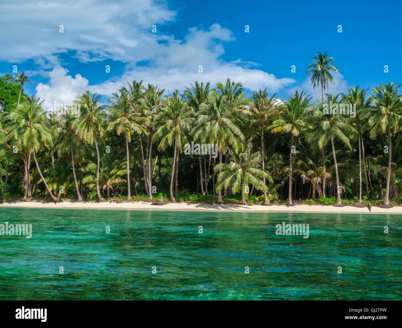 Secluded island paradise tropical hi-res stock photography and images ...