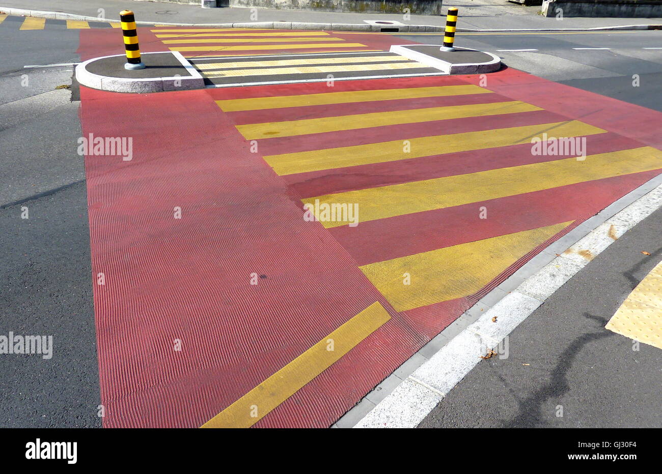 Yellow pedestrian crossing hi-res stock photography and images - Alamy