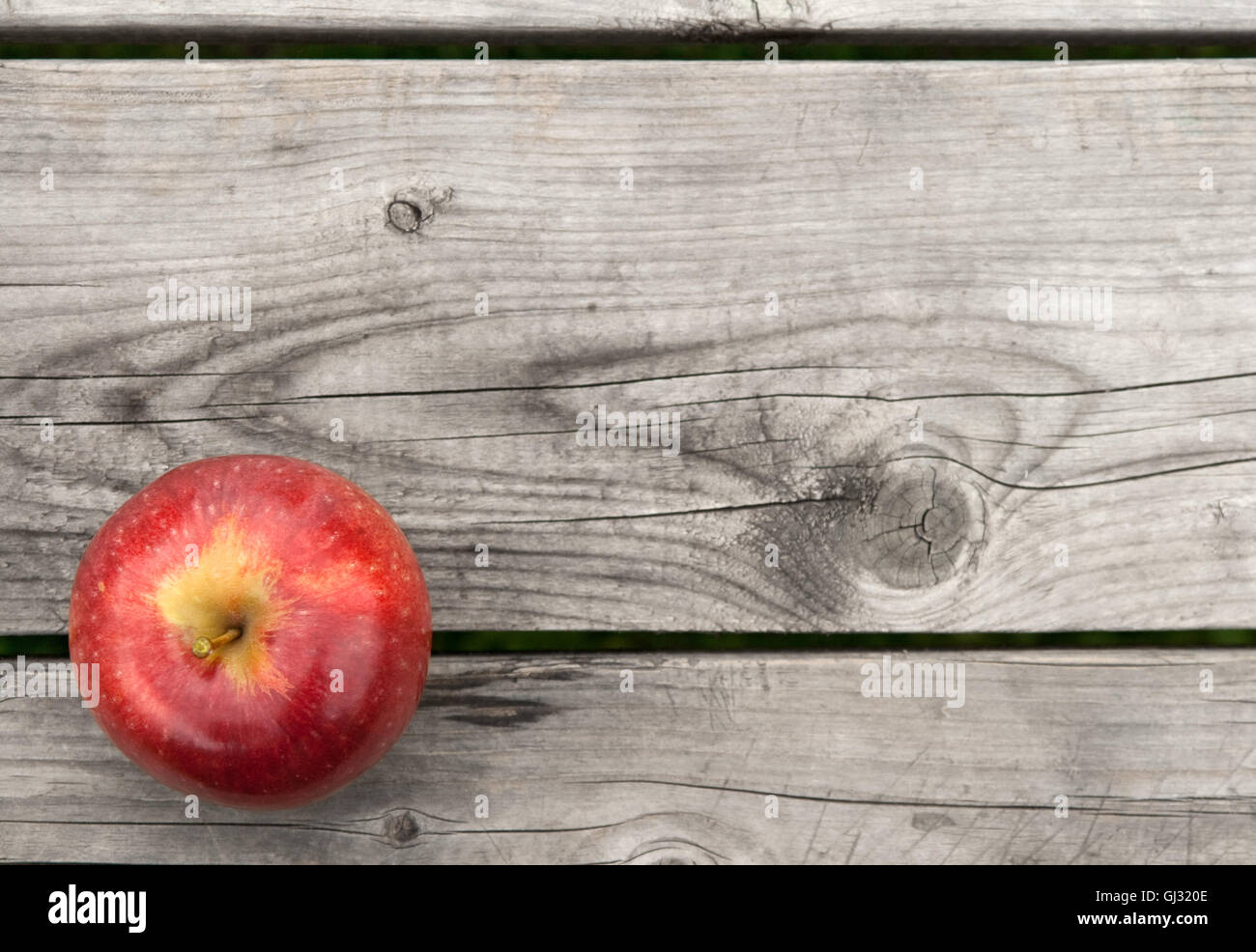 Round wooden picnic table hi-res stock photography and images - Alamy