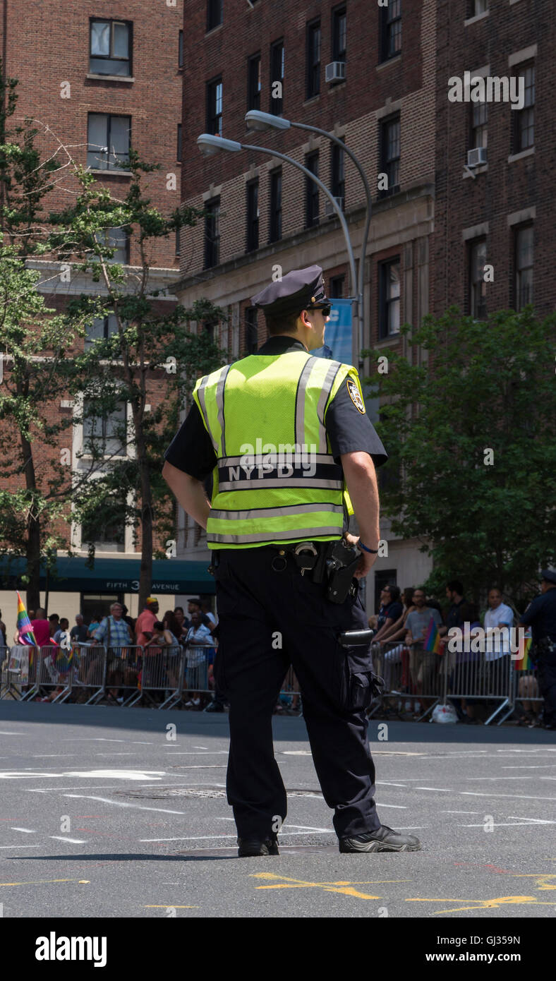 Nypd policeman hi-res stock photography and images - Alamy