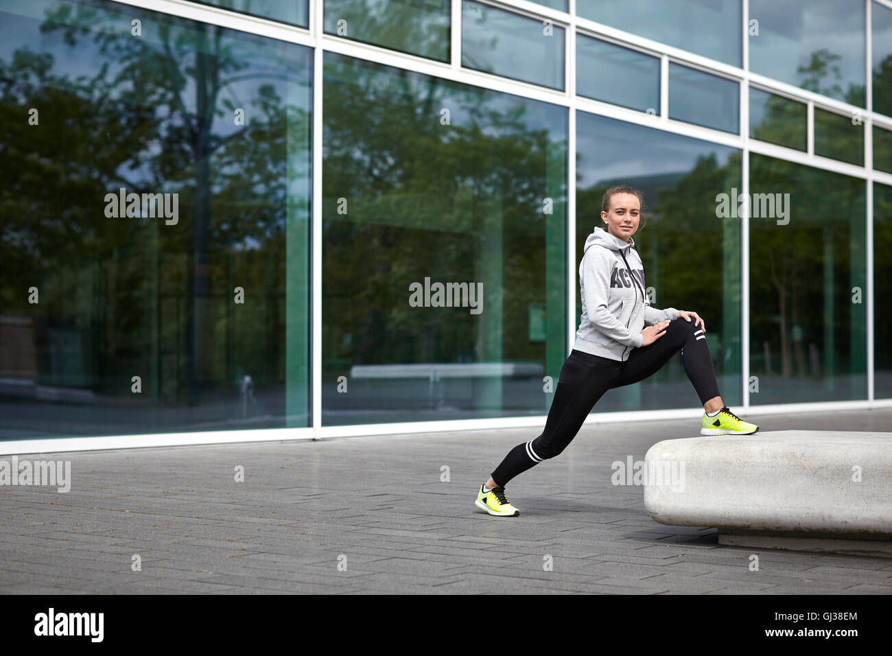 Lunging woman hi-res stock photography and images - Alamy