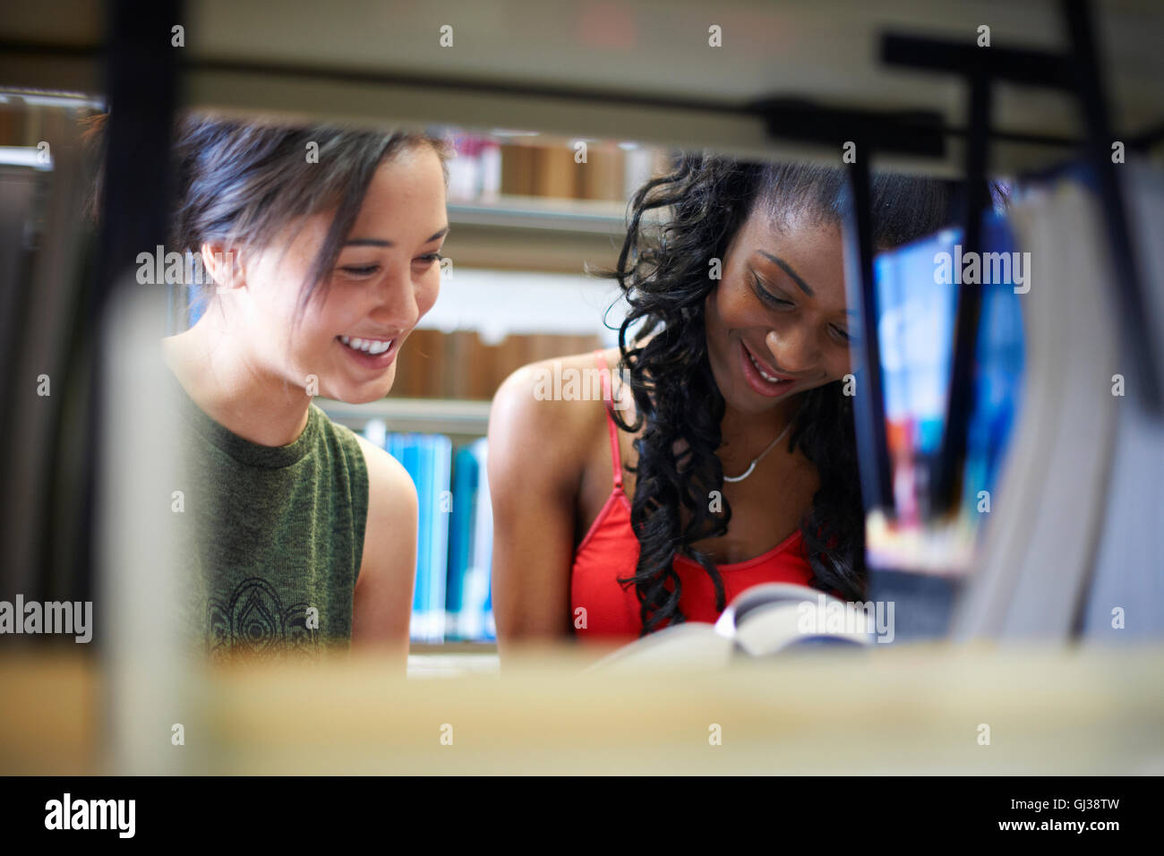 Students library reading book hi-res stock photography and images - Alamy