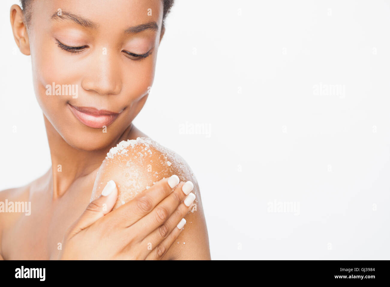 Woman exfoliating bare shoulder Stock Photo - Alamy