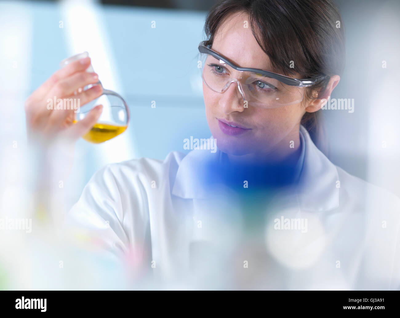 Female scientist laboratory beaker hi-res stock photography and images ...