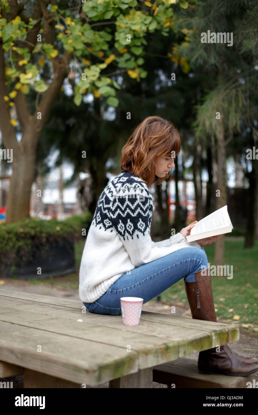 Adults sitting at picnic table hi-res stock photography and images - Alamy
