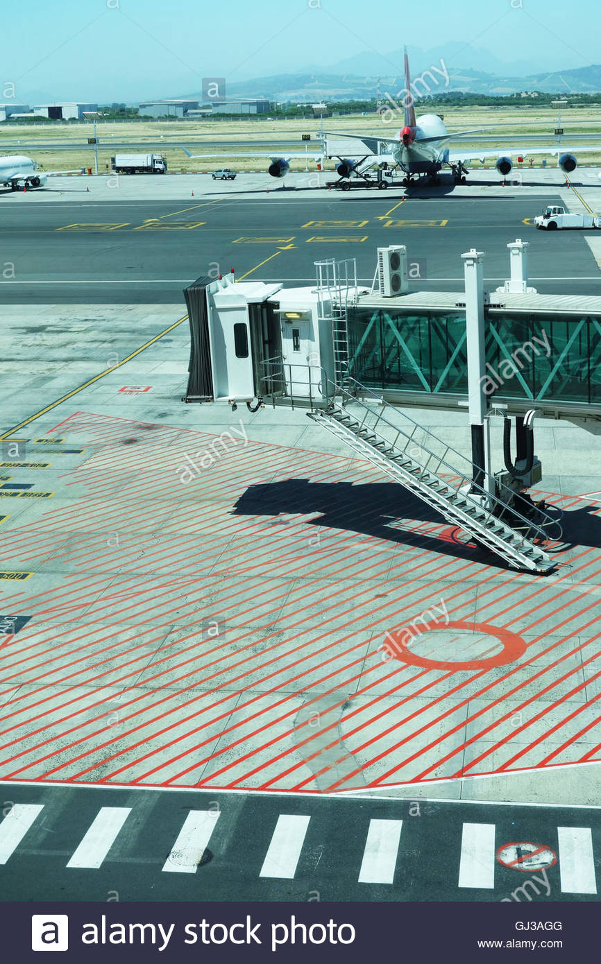 Passenger Boarding Bridge Stock Photos & Passenger Boarding Bridge ...