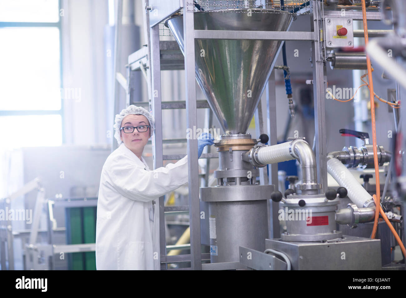 Factory worker working in food production factory Stock Photo - Alamy