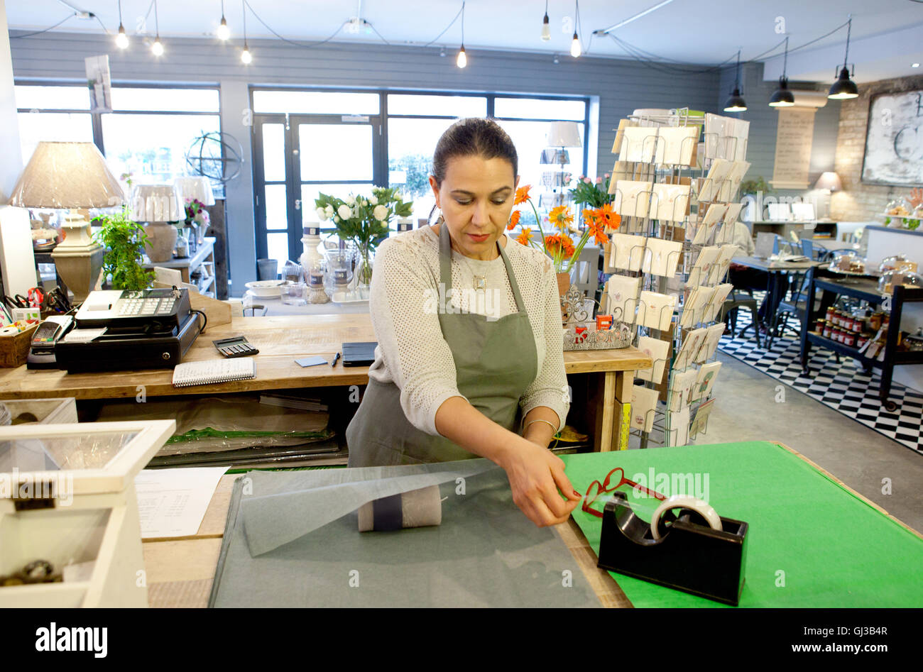 Sales assistant hi-res stock photography and images - Alamy