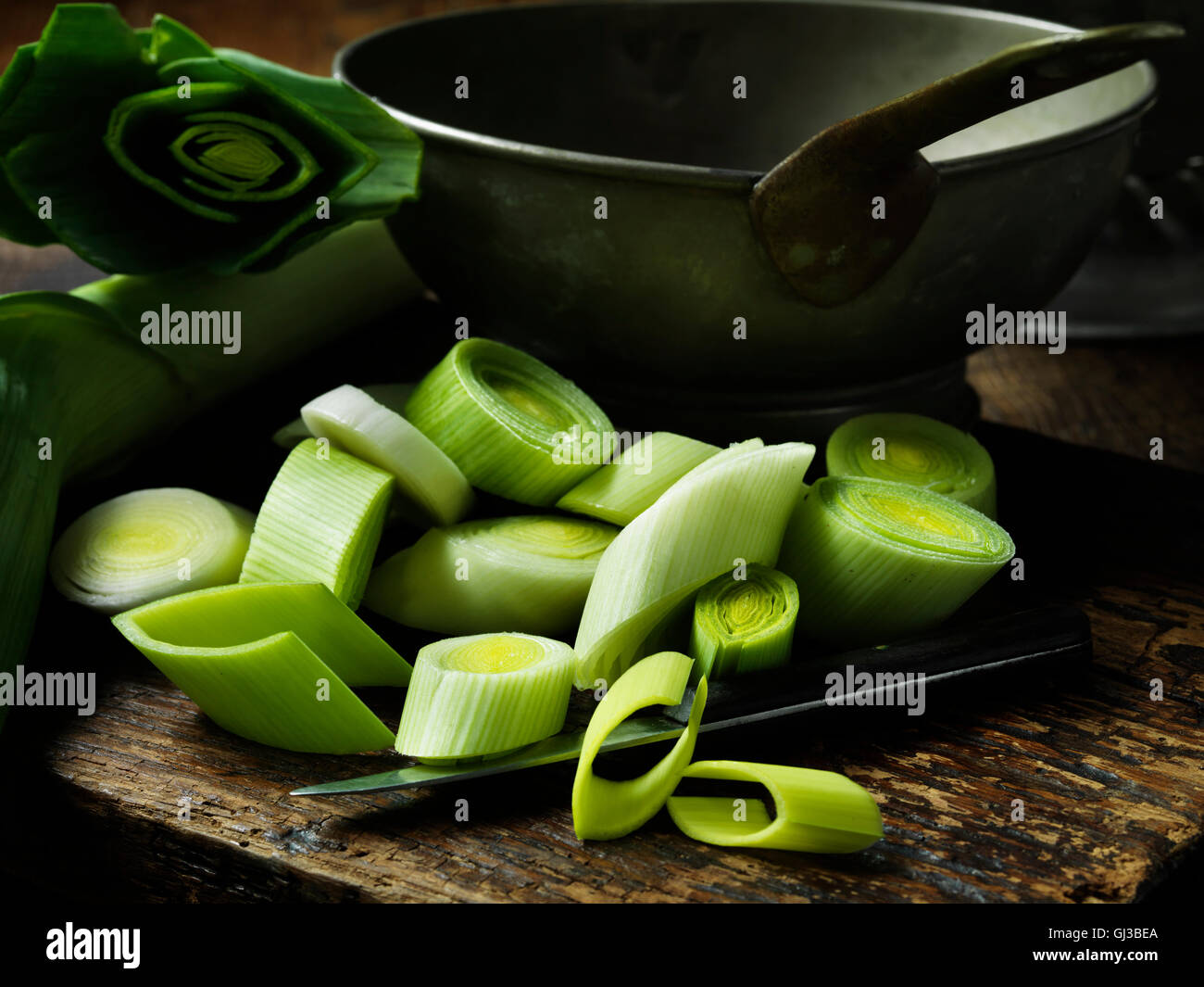 Rustic wood chopping board hi-res stock photography and images - Alamy