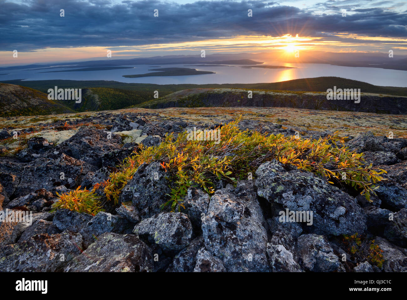 Sunset over Lake Imandra, Khibiny mountains, Kola Peninsula, Russia ...