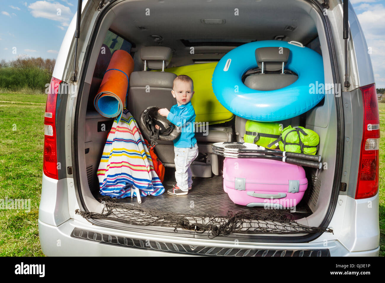 Luggage in car boot hi-res stock photography and images - Alamy
