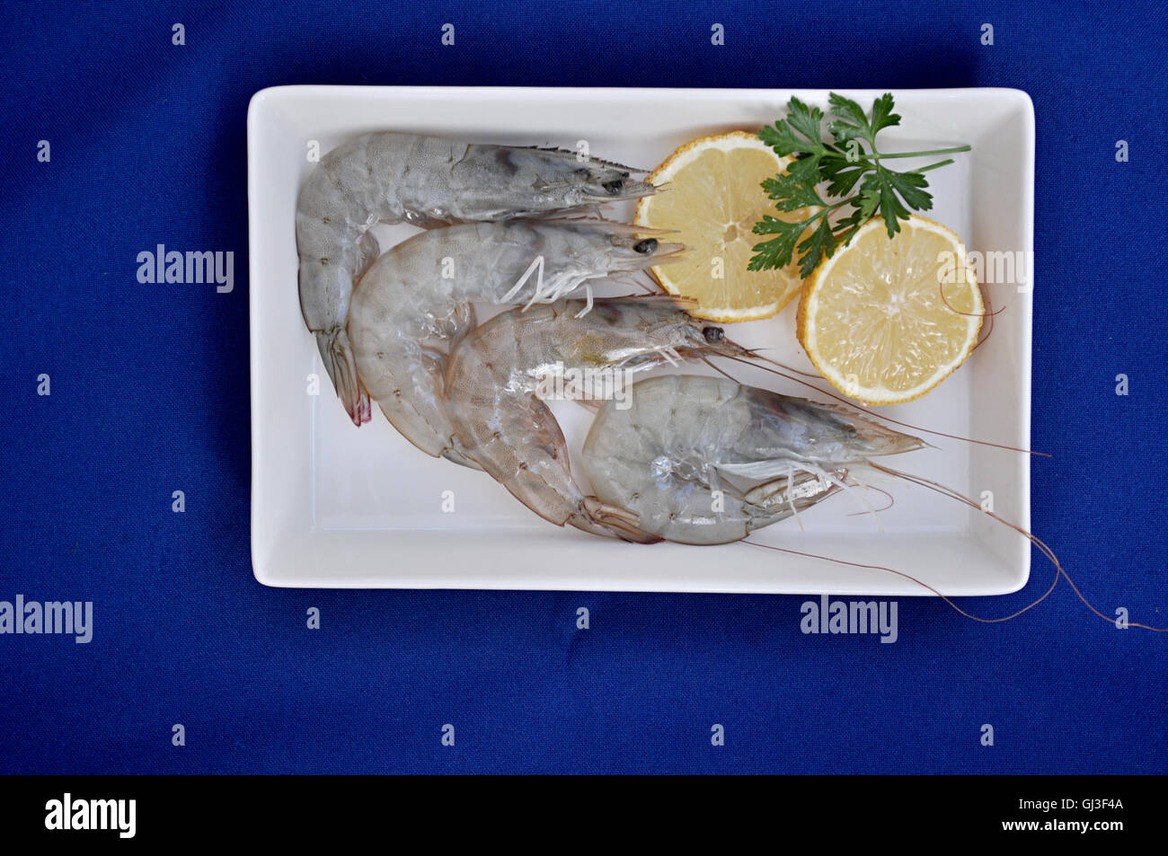 fresh prawns on a platter with lemon slices Stock Photo - Alamy