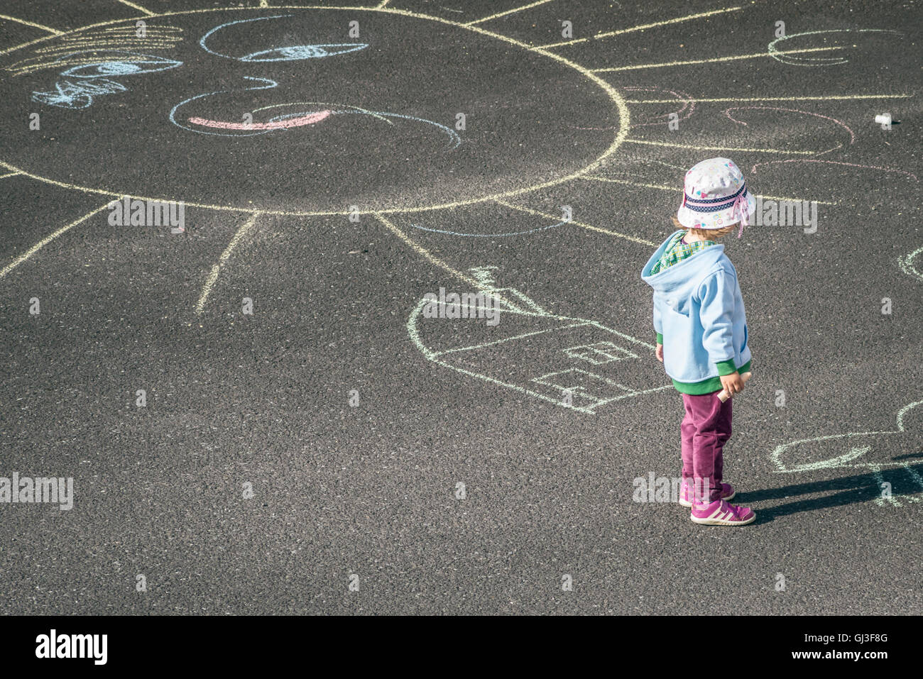 Girl Drawing Chalk Stock Photos & Girl Drawing Chalk Stock Images - Alamy