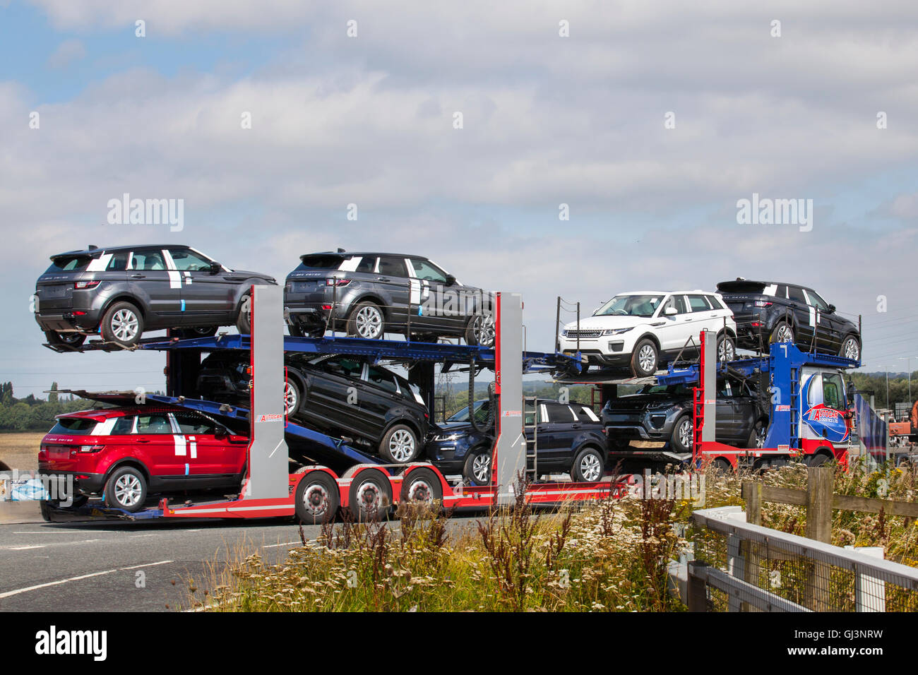 Autotransporter; Car Transporter carrying Land Rover's best compact ...