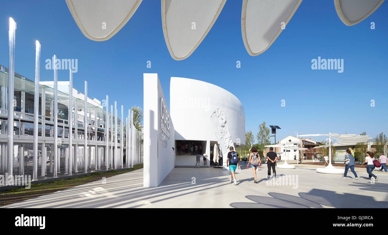 Approach to curved pavilion milan expo 2015 hi-res stock photography ...