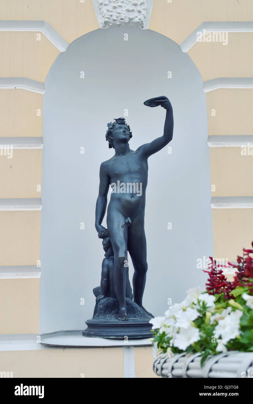 Statue of the boy hi-res stock photography and images - Alamy