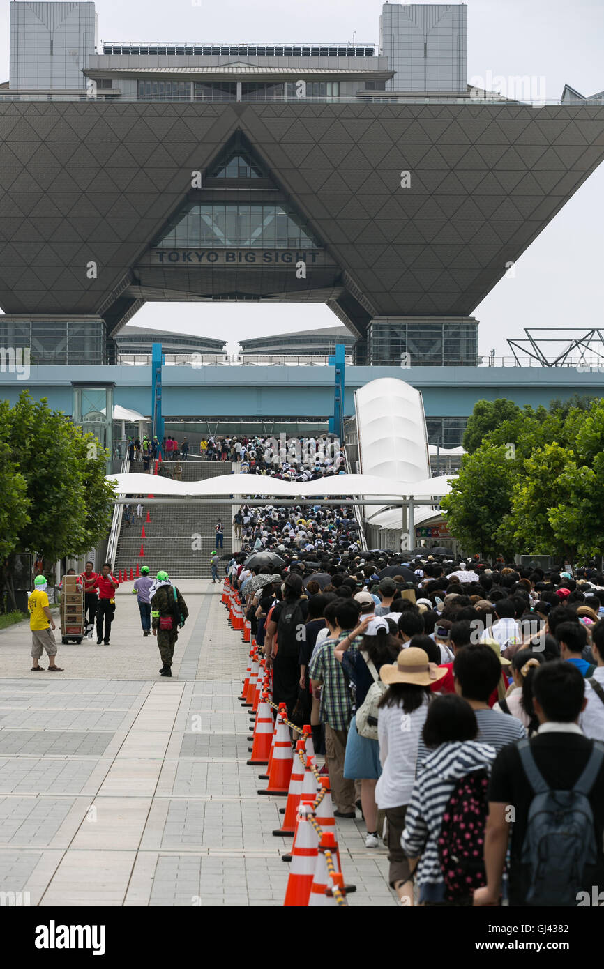Tokyo, Japan. 12th August, 2016. Thousands of visitors line up to enter ...