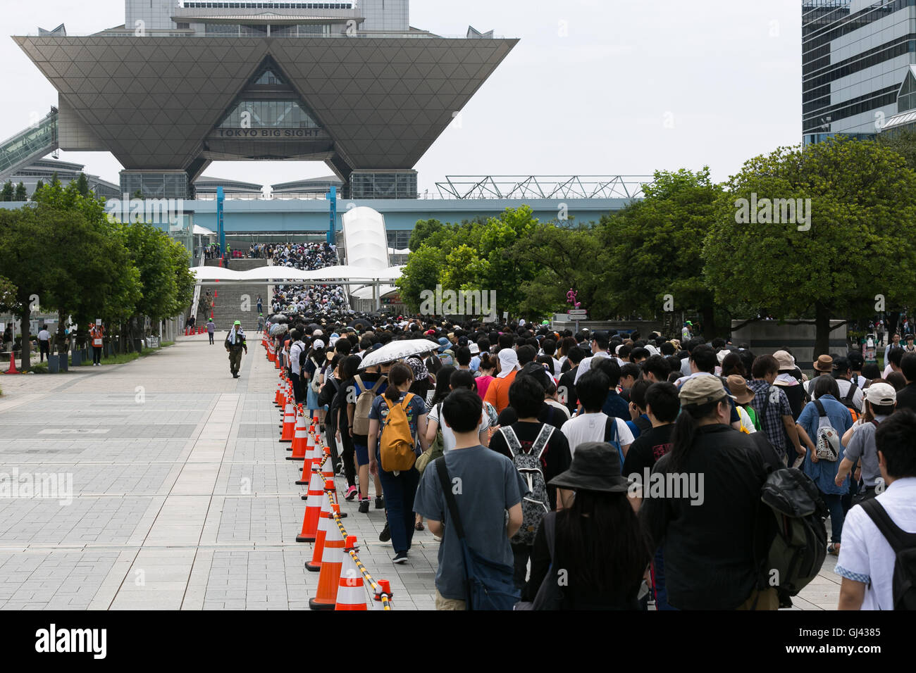 Tokyo, Japan. 12th August, 2016. Thousands of visitors line up to enter ...
