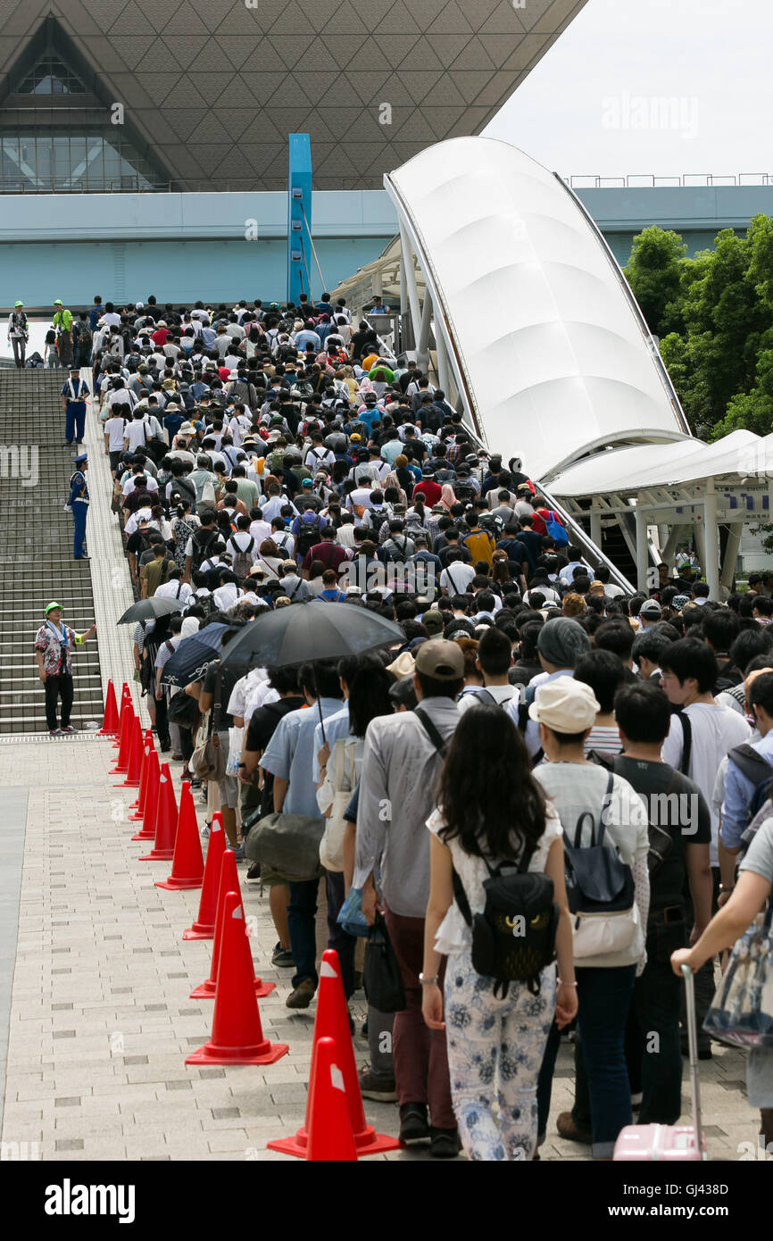 Tokyo, Japan. 12th August, 2016. Thousands of visitors line up to enter ...