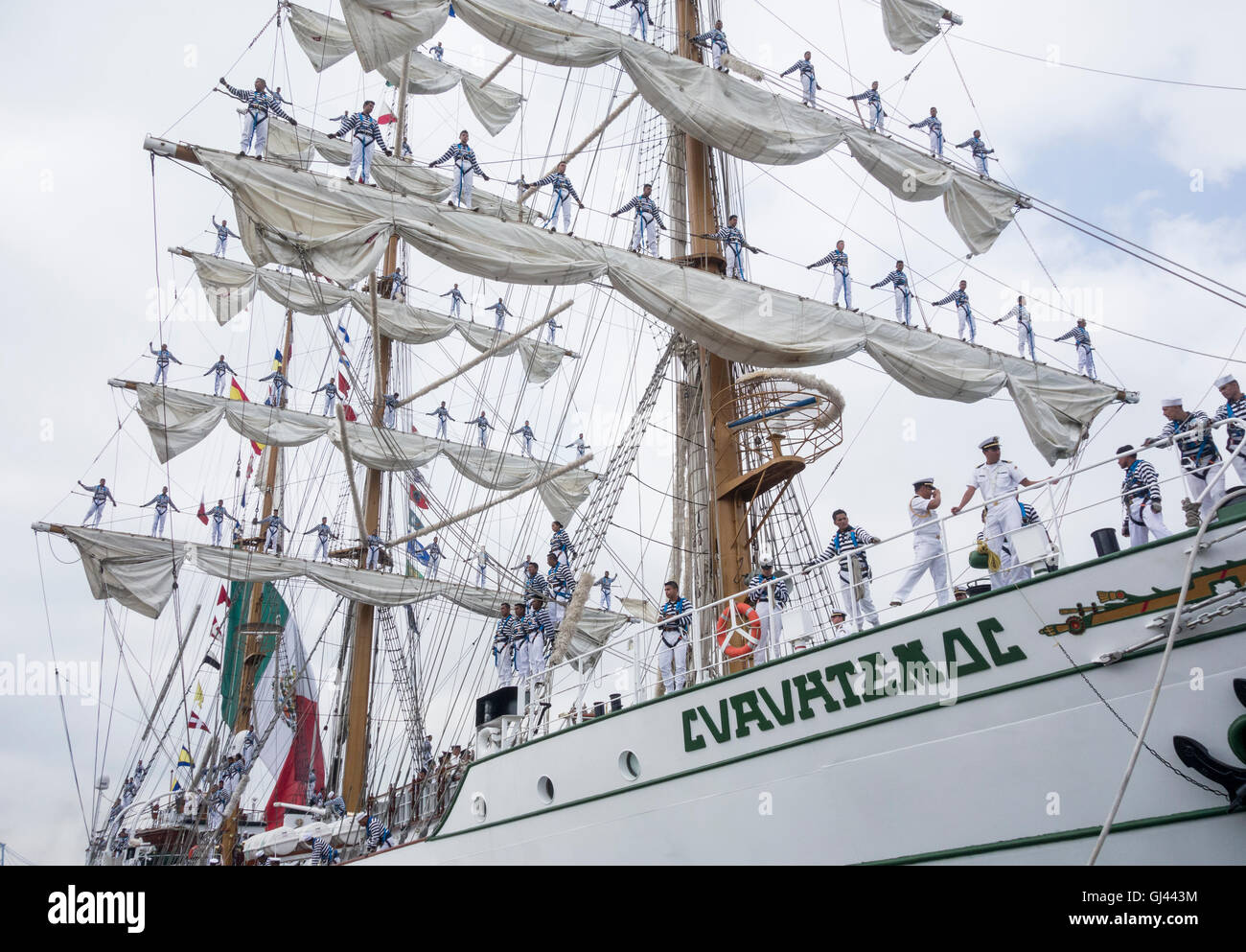 Navy climbing rigging sailor hi-res stock photography and images - Alamy