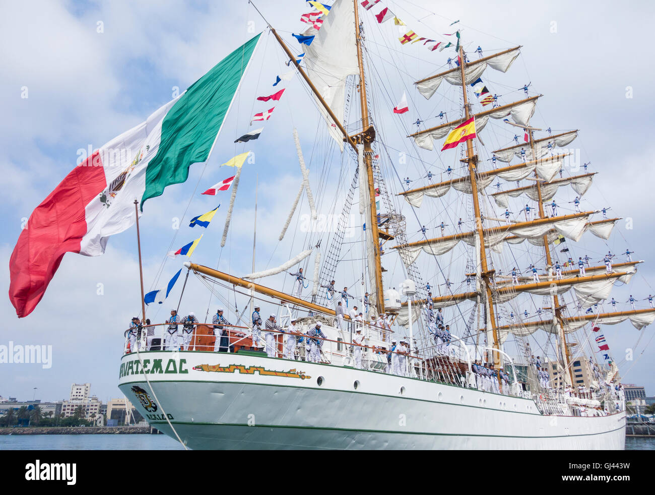 Crew on tall ship rigging hi-res stock photography and images - Alamy