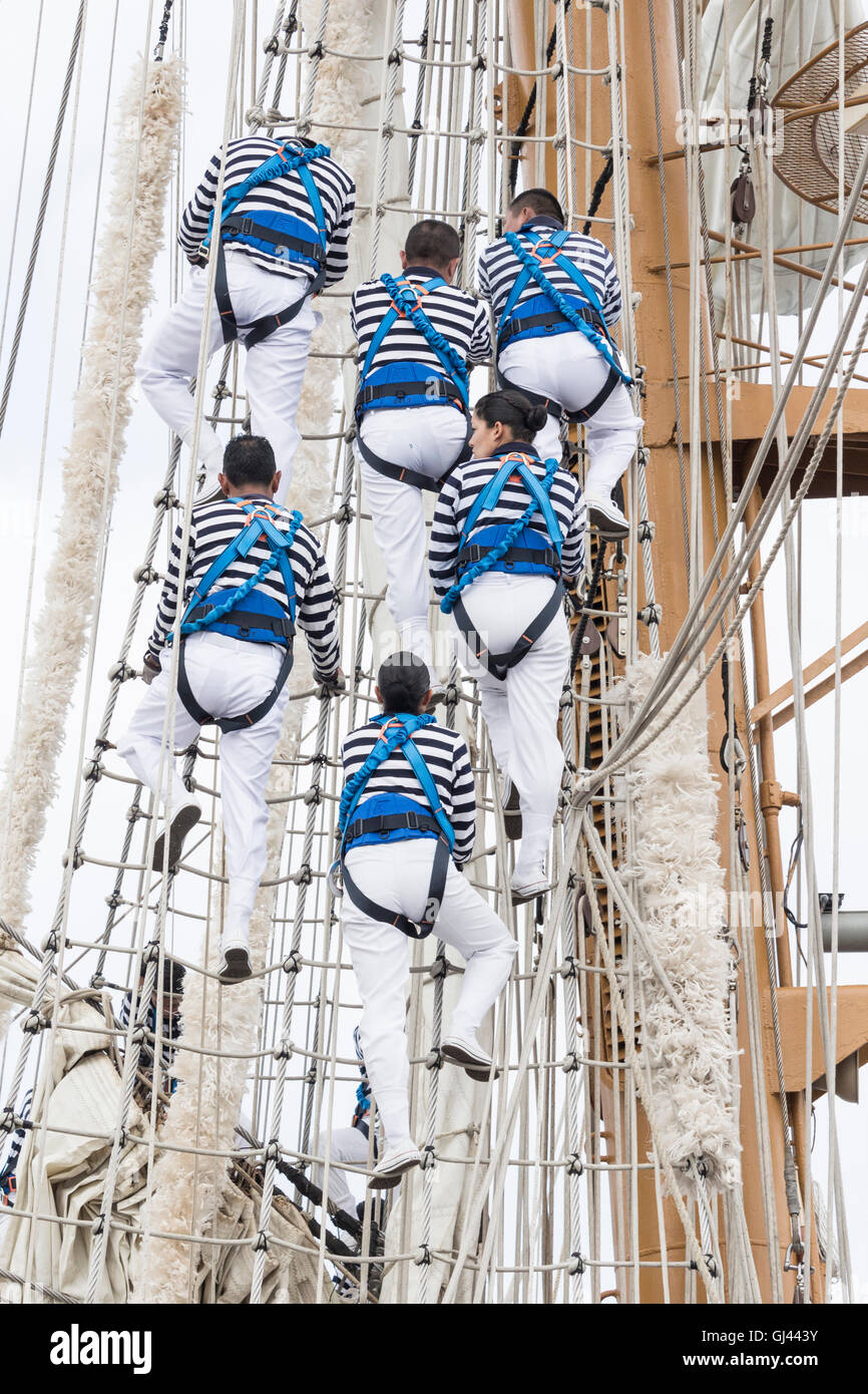 Navy climbing rigging sailor hi-res stock photography and images - Alamy