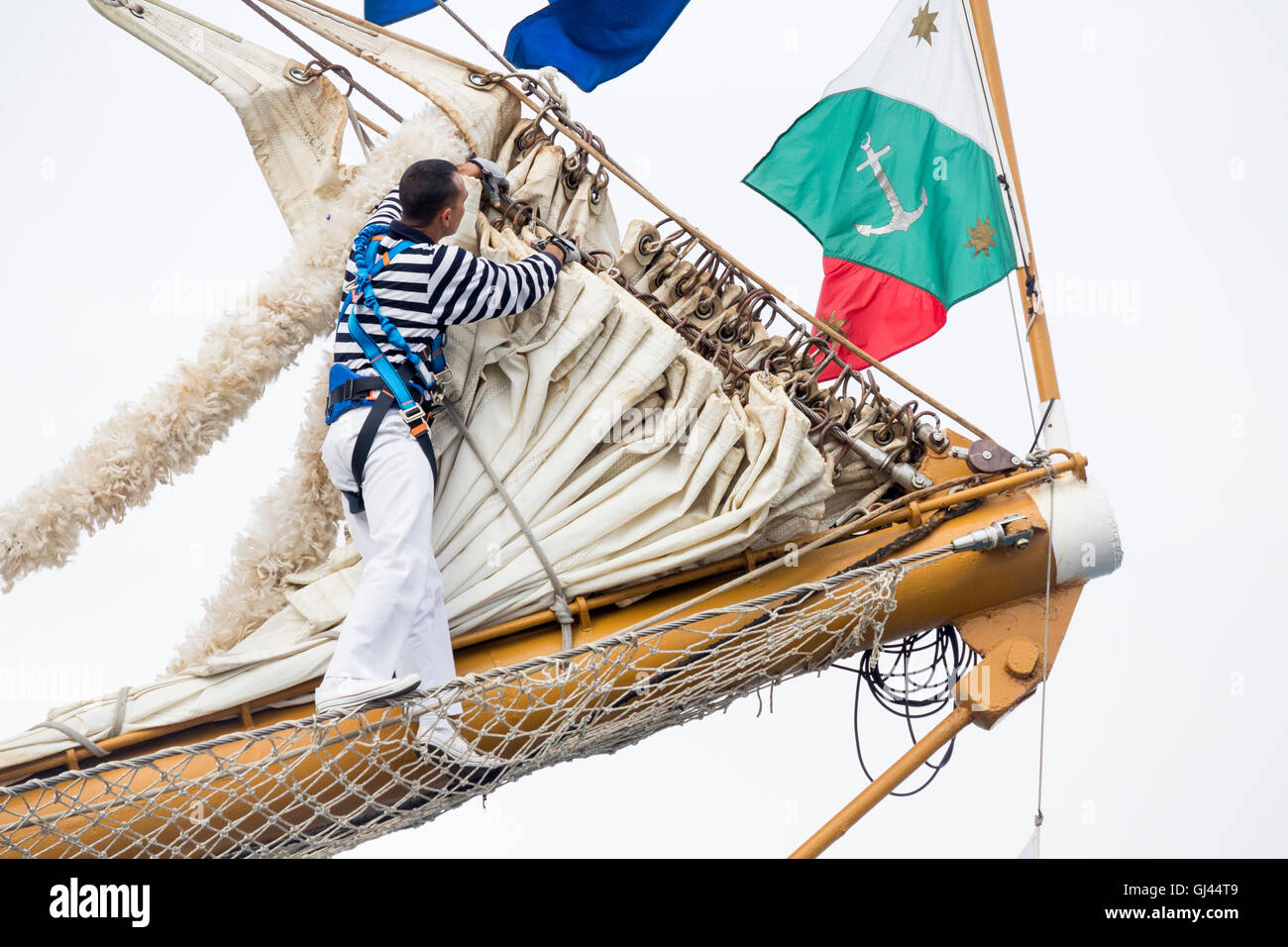 Navy climbing rigging sailor hi-res stock photography and images - Alamy