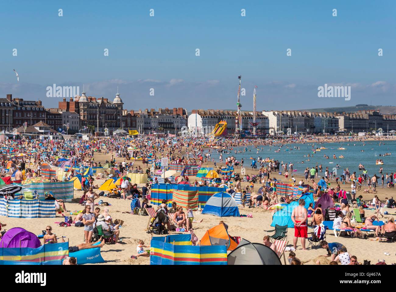 Weymouth, Dorset, UK. 12th Aug, 2016. UK Weather. Holidaymakers bask ...
