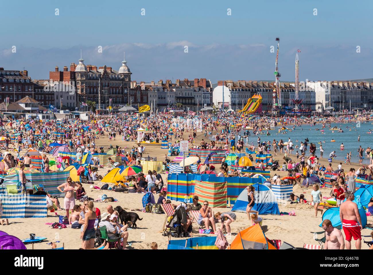 Weymouth, Dorset, UK. 12th Aug, 2016. UK Weather. Holidaymakers bask ...