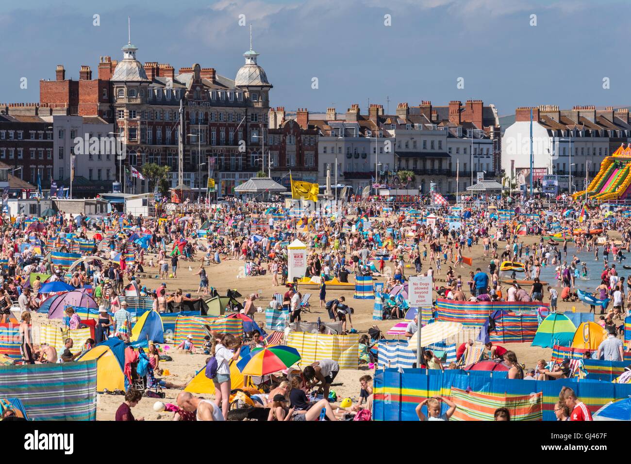 Weymouth, Dorset, UK. 12th Aug, 2016. UK Weather. Holidaymakers bask ...