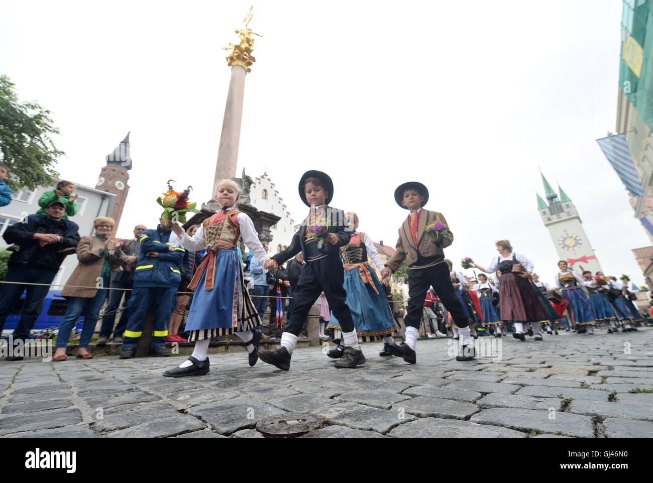 Children in traditional Bavarian customes are taking part in the ...