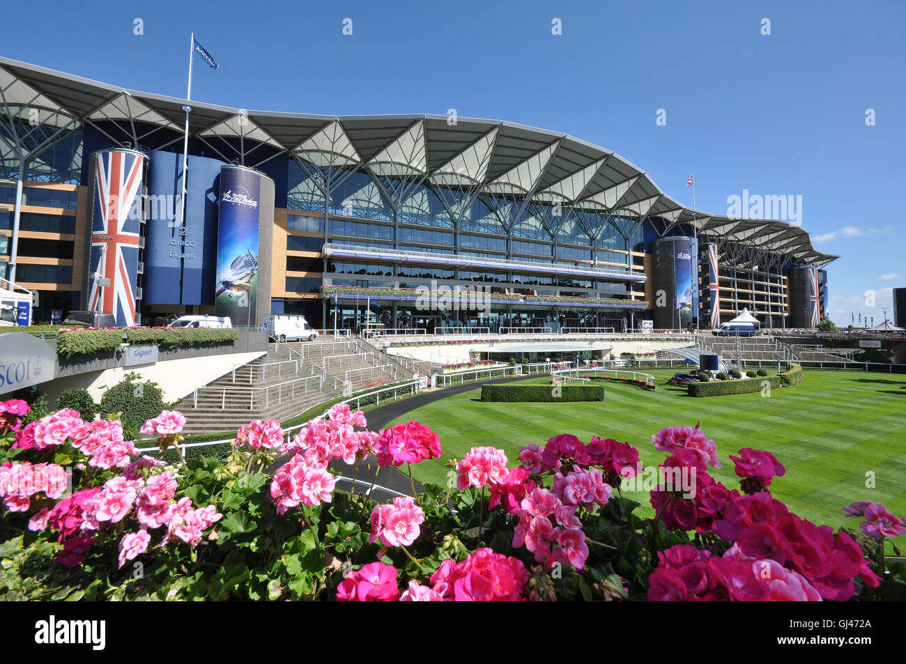 Royal ascot racecourse grandstand hi-res stock photography and images ...
