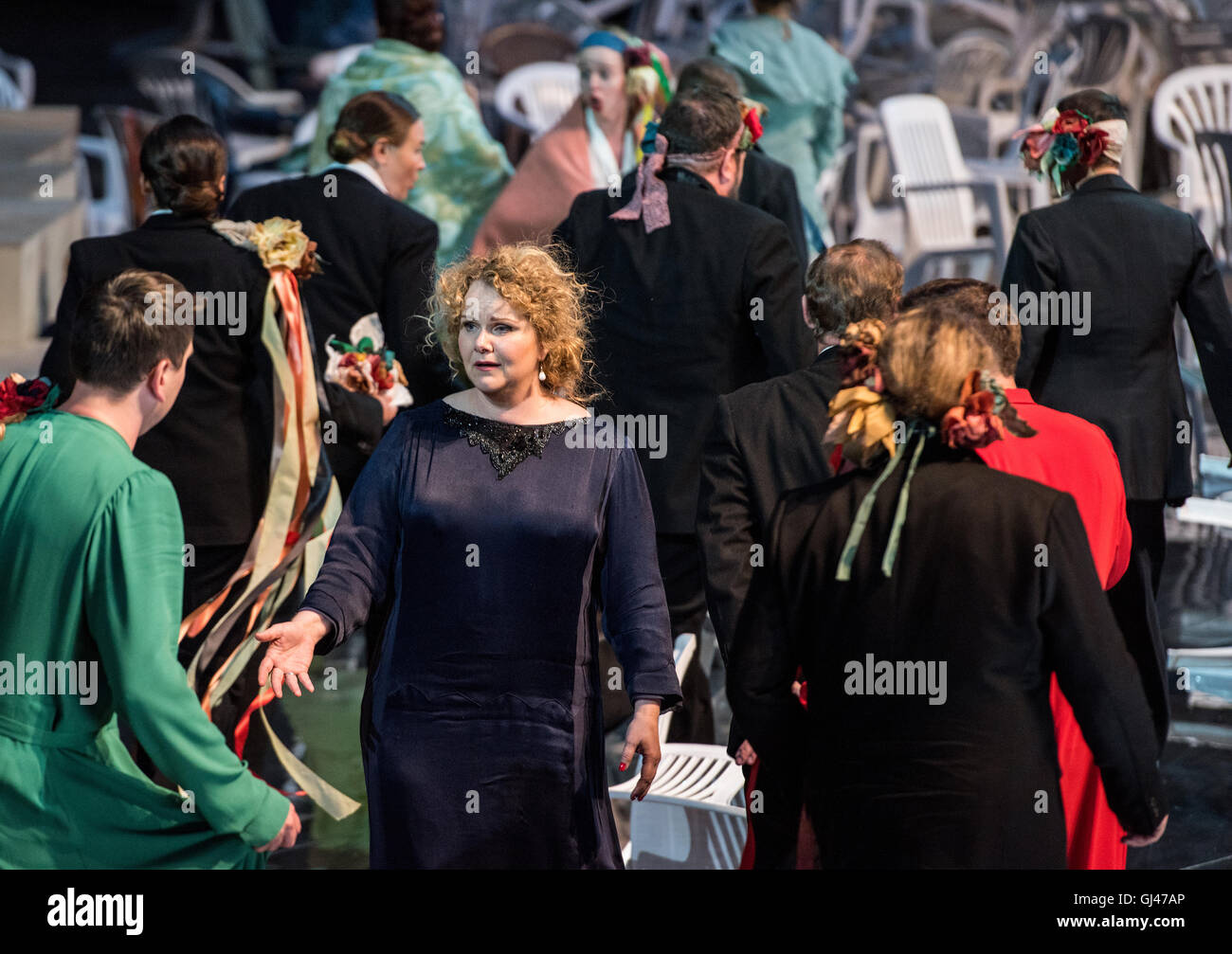Brigitte Christensen as Queen Alceste and the MusicAeterna choir ...