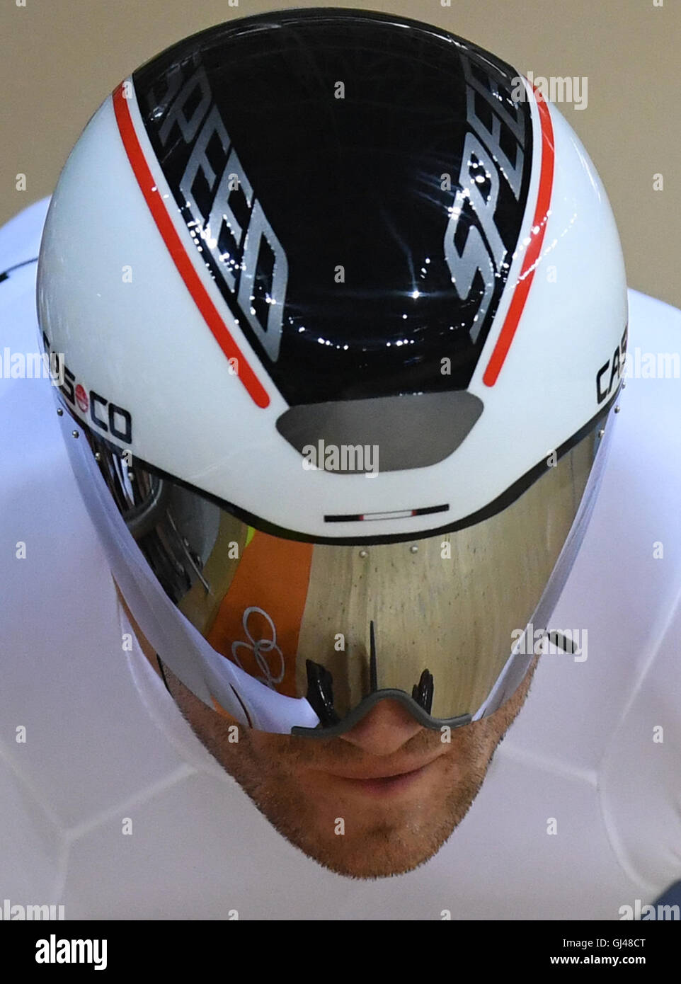 Rio de Janeiro, Brazil. 12th Aug, 2016. Tjhe Olympic Rings are mirrored ...