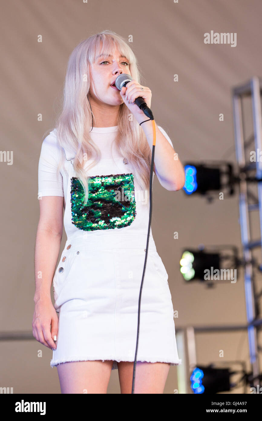 Eau Claire, Wisconsin, USA. 12th Aug, 2016. Singer NAOMI ALMQUIST of ...