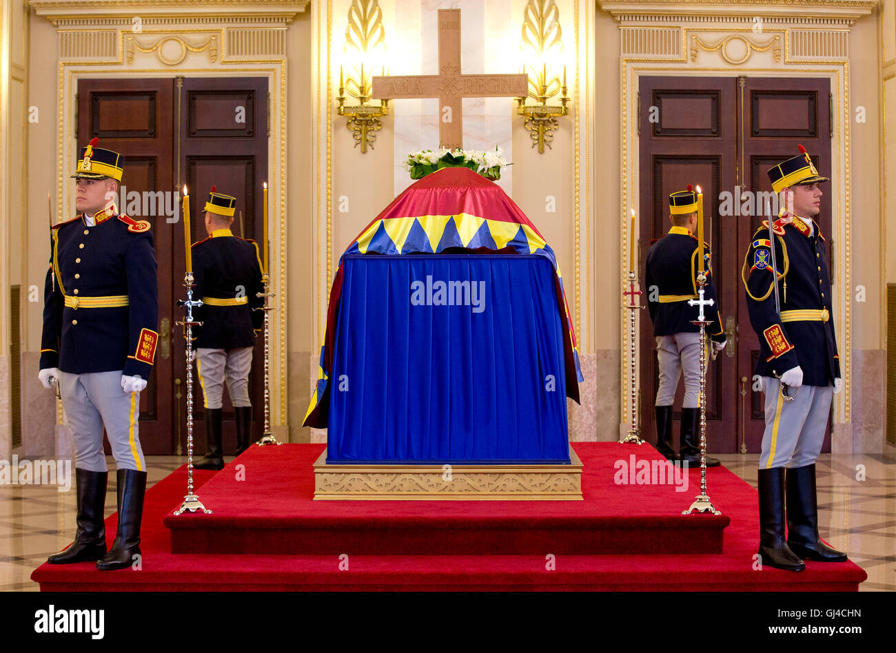 Bucharest, Romania. 12th Aug, 2016. Guards stand around the coffin of ...