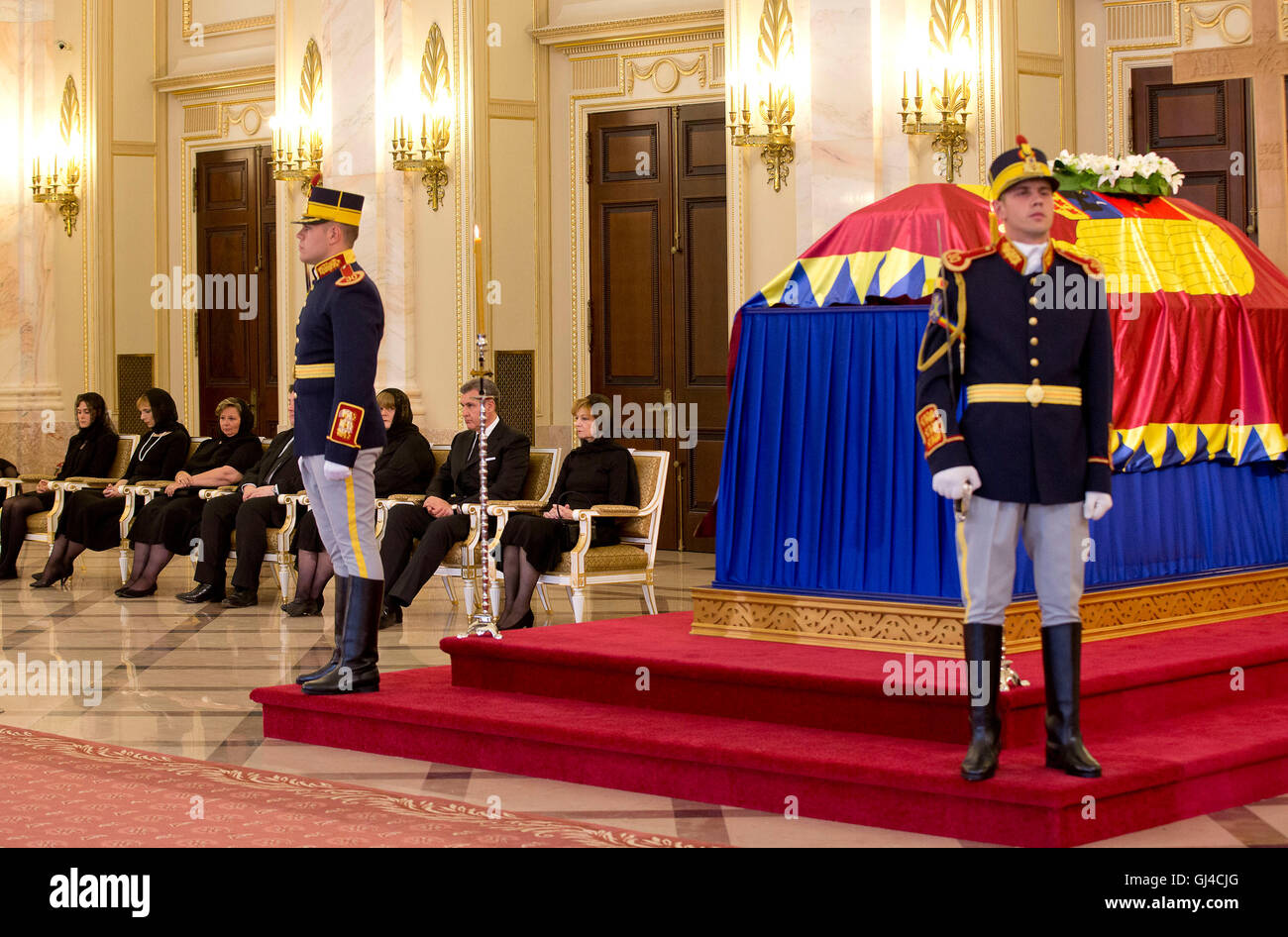 Bucharest, Romania. 12th Aug, 2016. Guards stand near the coffin of ...