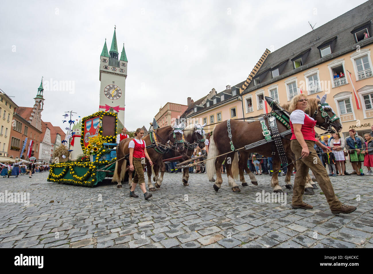 Straubing, Germany. 12th Aug, 2016. Participants of the traditional ...